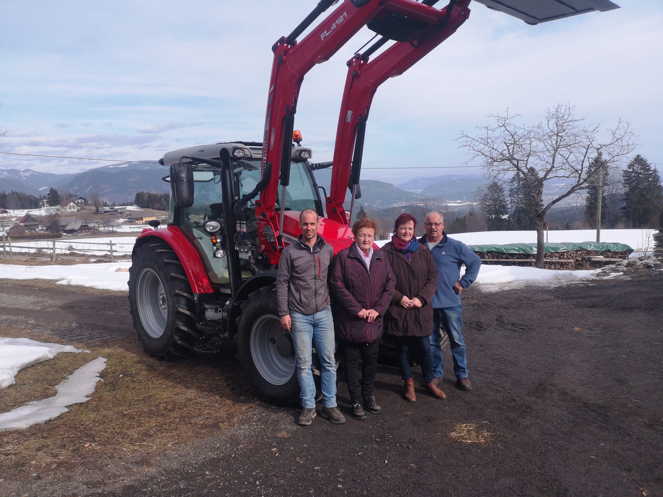 MF5709S mit Frontlader - Familie Köffler - Landmaschinen Gady Steiner